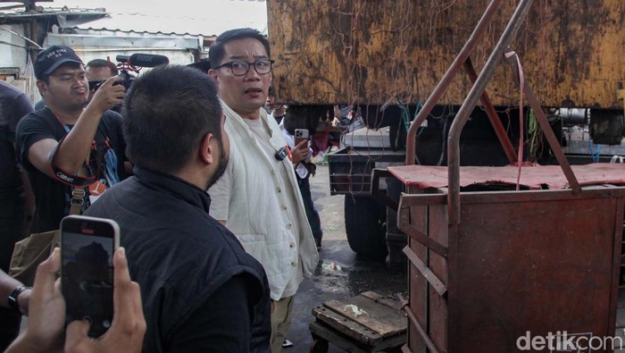 Momen RK Blusukan dan Naik Bajaj di Pasar Kebayoran Lama