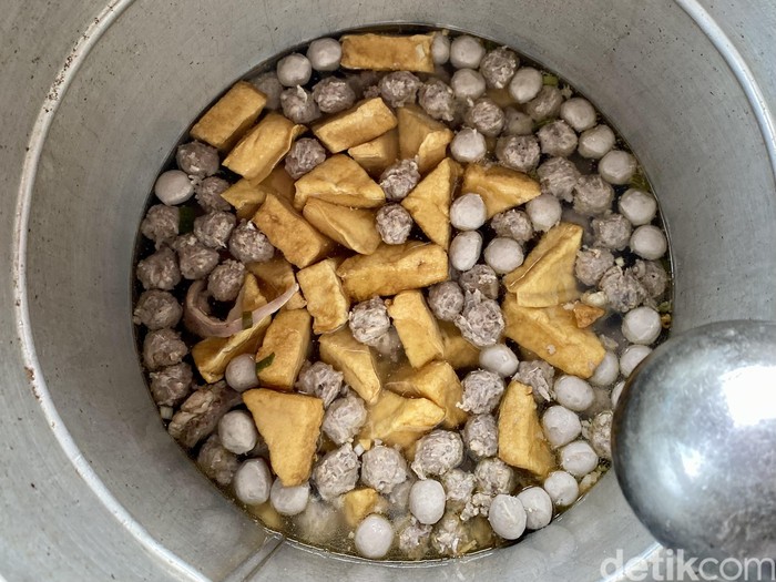 Renyah Gurih Bakso Gobar Topping Tetelan yang Diantre Panjang