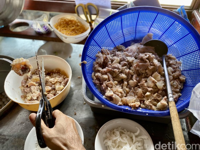 Renyah Gurih Bakso Gobar Topping Tetelan yang Diantre Panjang