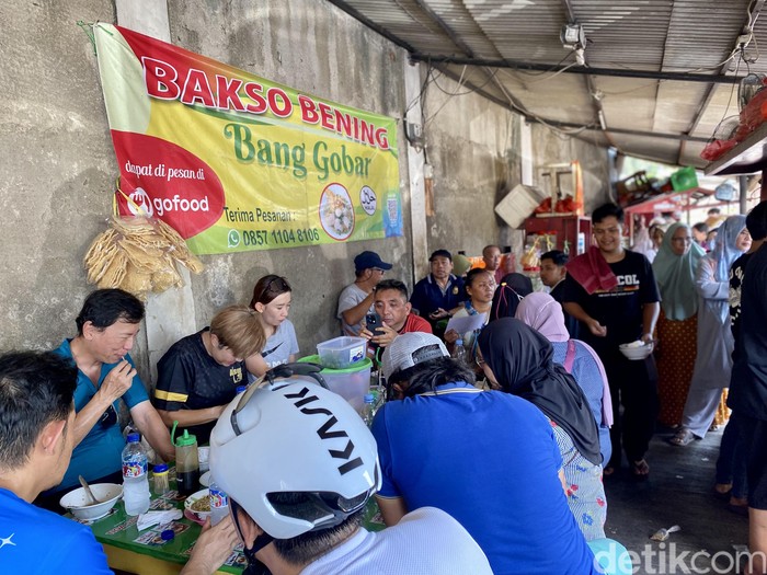 Renyah Gurih Bakso Gobar Topping Tetelan yang Diantre Panjang