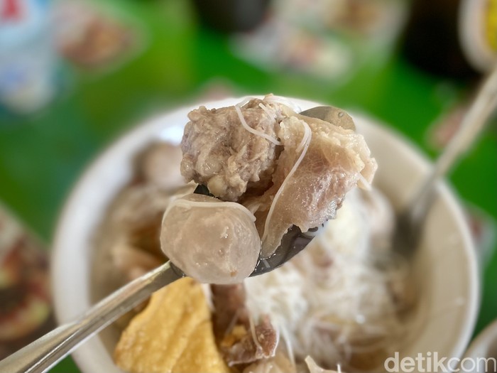 Renyah Gurih Bakso Gobar Topping Tetelan yang Diantre Panjang