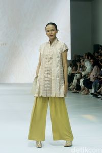 10 Koleksi Oscar Lawalata Culture di JFW 2025, Busana Tenun Songket Halaban