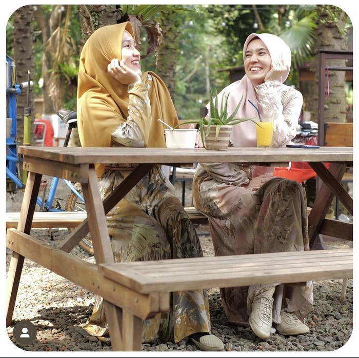 Keseruan Dhini Aminarti Saat Makan Bareng Suami hingga Masak