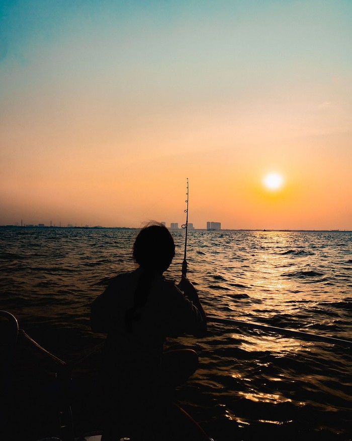 Gaya Prilly Latuconsina Mancing di Laut Jakarta