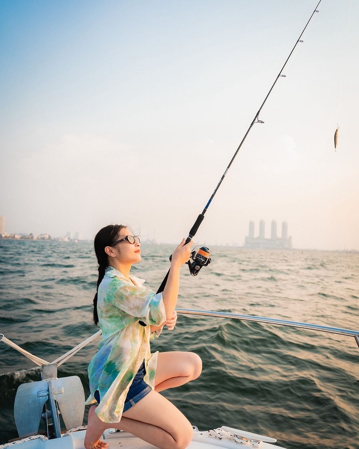 Gaya Prilly Latuconsina Mancing di Laut Jakarta