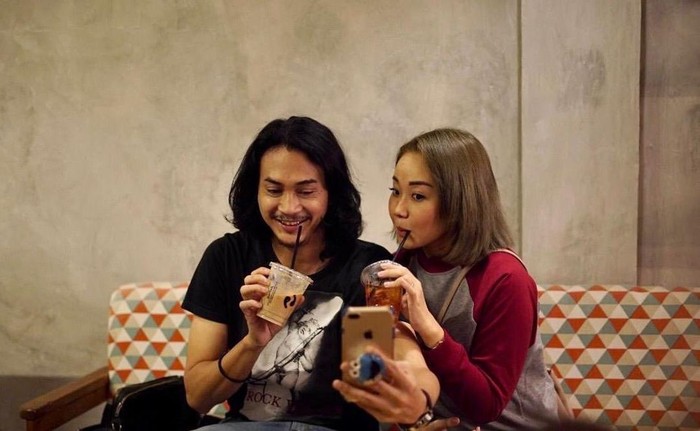 Ini Pose Keren Dimas Andrean saat Menikmati Kopi Favorit