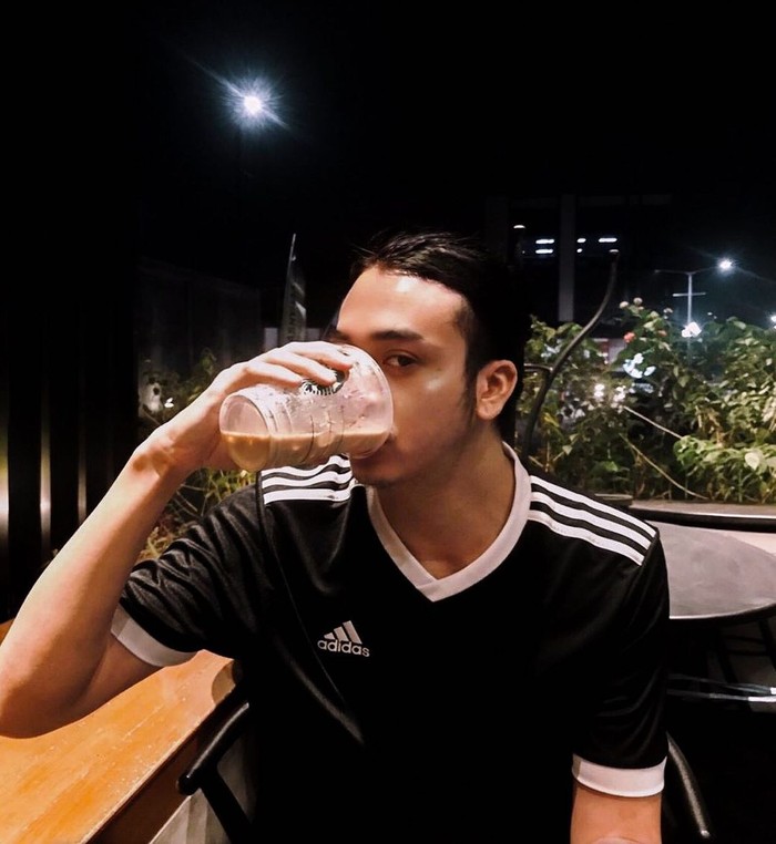 Ini Pose Keren Dimas Andrean saat Menikmati Kopi Favorit