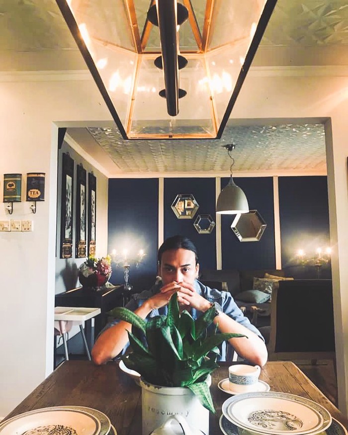Ini Pose Keren Dimas Andrean saat Menikmati Kopi Favorit