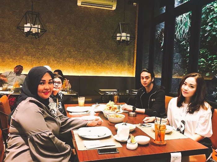 Ini Pose Keren Dimas Andrean saat Menikmati Kopi Favorit
