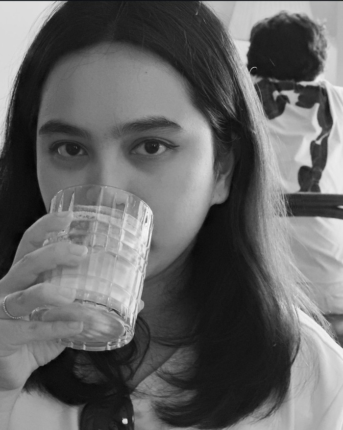 Rachel Amanda Doyan Ngopi dan Piawai Jadi Barista Dadakan