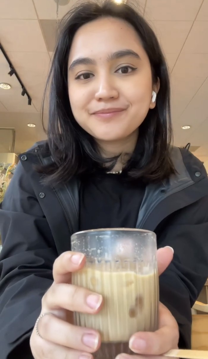 Rachel Amanda Doyan Ngopi dan Piawai Jadi Barista Dadakan