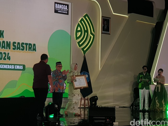Pameran-Penghargaan di Peringatan Bulan Bahasa dan Sastra 2024