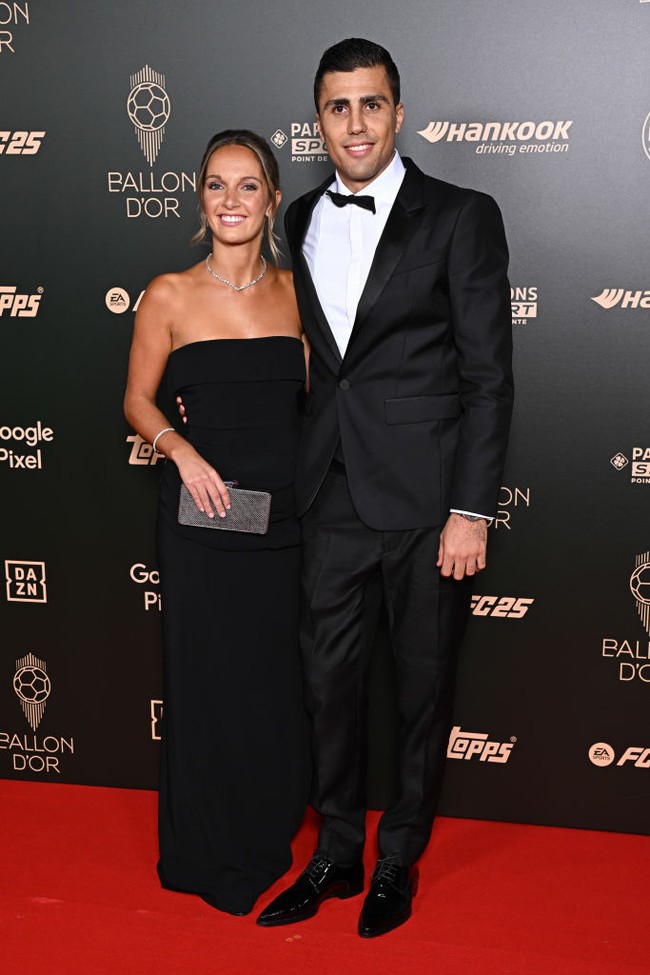 Foto: Gaya Seksi 6 WAGs di Pesta Ballon d'Or, Istri Drogba Pamer Perut