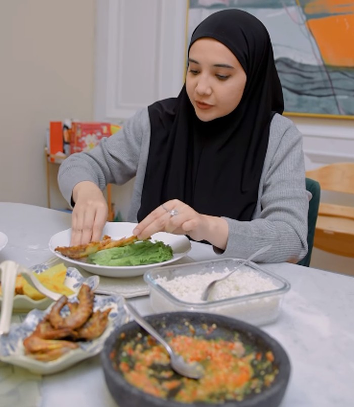 Zaskia Sungkar Ngopi Bareng Keluarga hingga Makan di Warkop