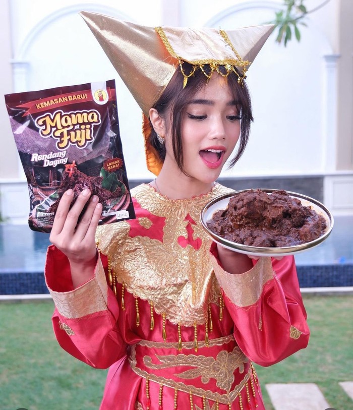 Fuji Nongkrong di Angkringan hingga Promosikan Rendang Mama Fuji