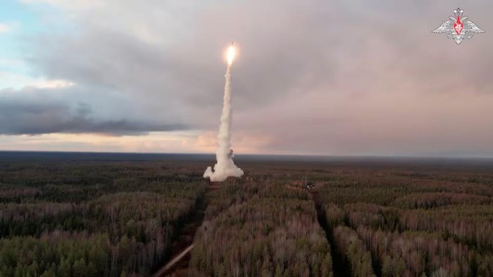 Diawasi Putin, Rusia Mulai Latihan Nuklir Strategis Diawasi Putin, Rusia Mulai Latihan Nuklir Strategis