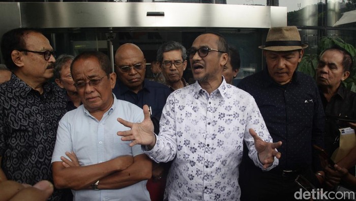 Abraham Samad Dkk Datangi KPK, Ada Apa?