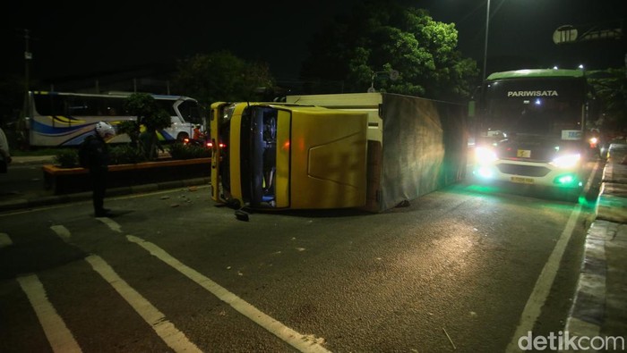 Penampakan Truk Terguling di Tambun Bekasi