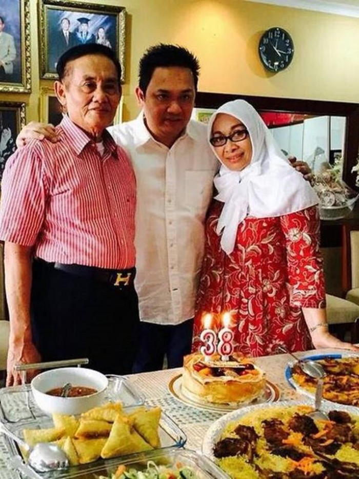 Gaya Farhat Abbas Saat Makan Nasi Tempong hingga Bubur Pontianak