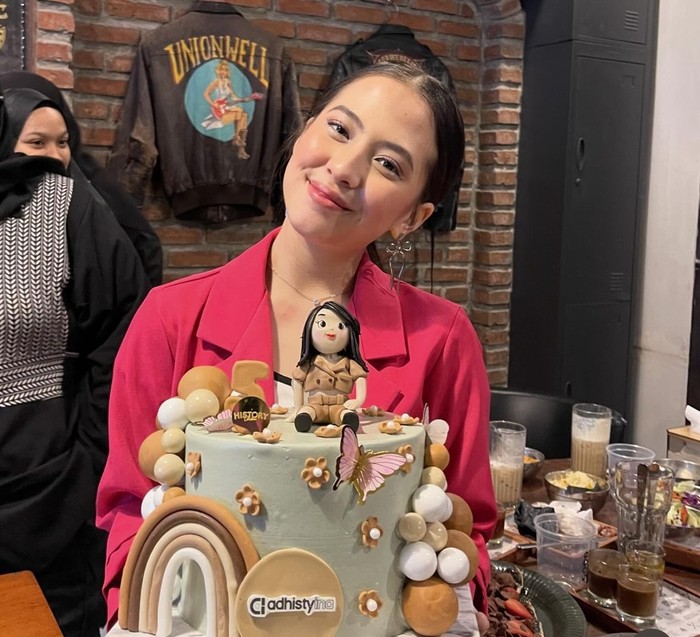 Pose Cantik Adhisty Zara Saat BBQ-an hingga Makan Donat