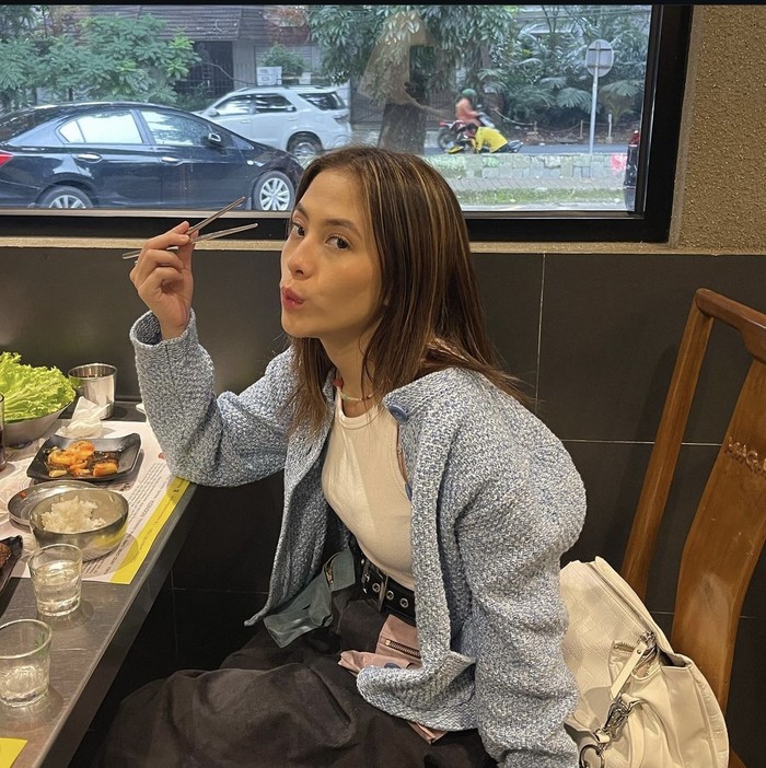 Pose Cantik Adhisty Zara Saat BBQ-an hingga Makan Donat