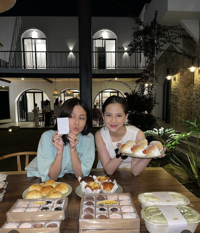 Pose Cantik Adhisty Zara Saat BBQ-an hingga Makan Donat