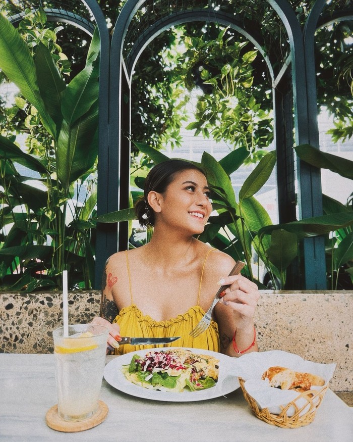 Romantis! Awkarin dan Kekasihnya Aby saat Dinner dan Hangout