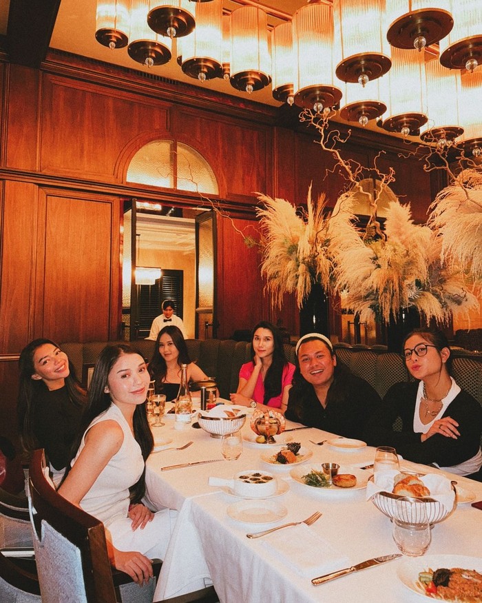 Romantis! Awkarin dan Kekasihnya Aby saat Dinner dan Hangout