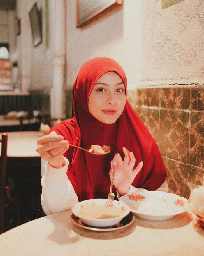 Romantis! Awkarin dan Kekasihnya Aby saat Dinner dan Hangout