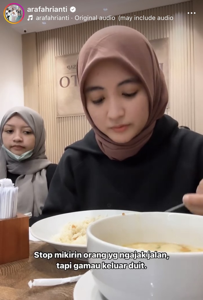 Potret Arafah Rianti Saat Makan Nasi Padang dan Jajan S'mores
