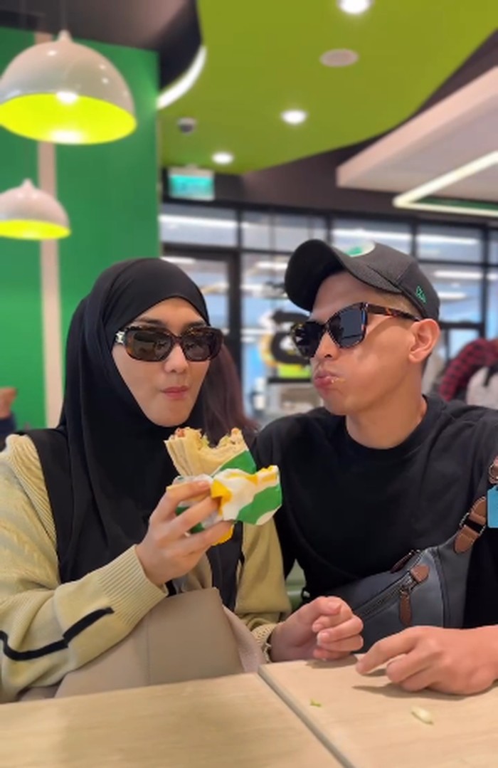 Pose Keren Rezky Aditya Saat Kulineran Bareng Citra Kirana