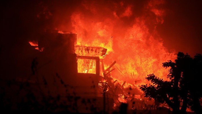 Rumah-rumah Mewah di California Dilalap Api Kebakaran Hutan