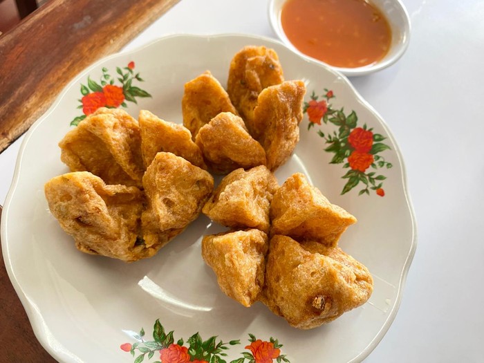 Gurih Mantap! Bakso Spesial dengan Tetelan Oseng Buatan 'Tjap Haji'