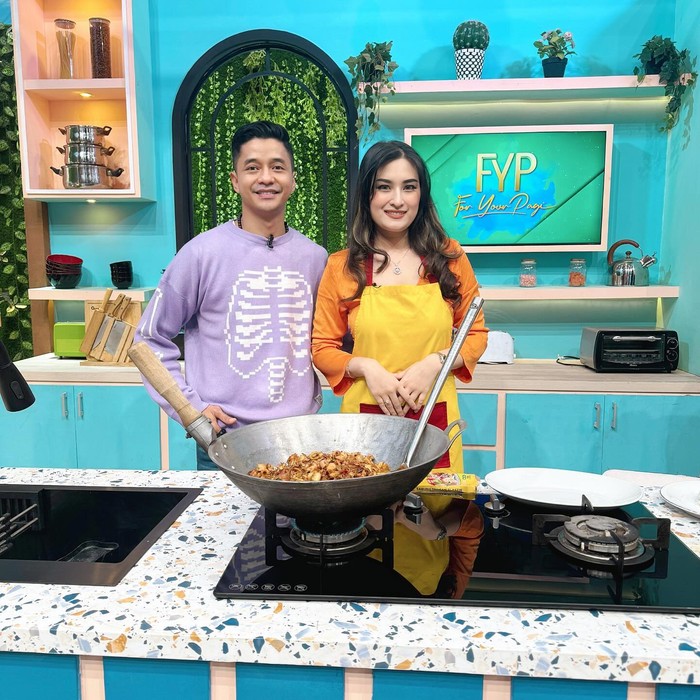 Kompaknya Pasutri Adly Fairuz dan Angbeen Rishi yang Hobi Kulineran