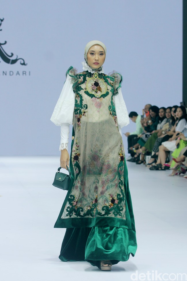 10 Koleksi Gaun Mewah Ayu Dyah Andari, Terinspirasi Gaya Hidup Prancis Abad 17