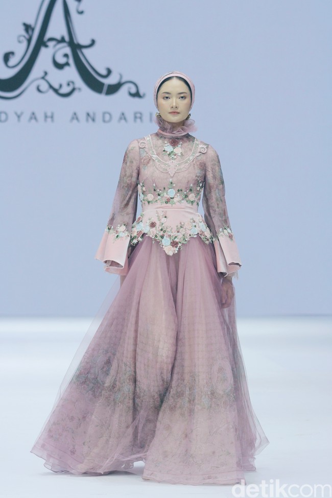 10 Koleksi Gaun Mewah Ayu Dyah Andari, Terinspirasi Gaya Hidup Prancis Abad 17