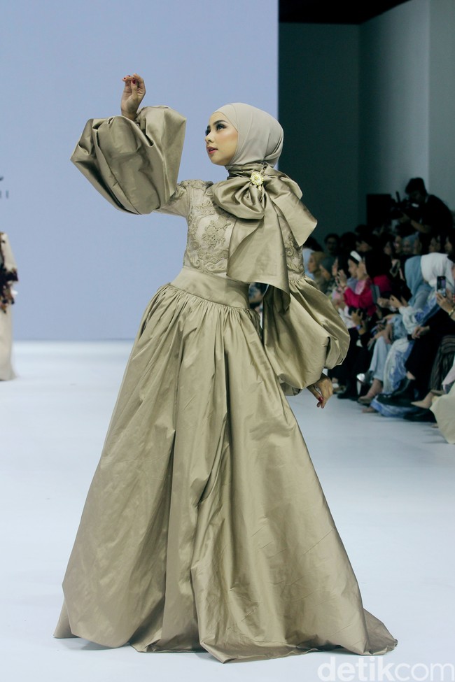 10 Koleksi Gaun Mewah Ayu Dyah Andari, Terinspirasi Gaya Hidup Prancis Abad 17