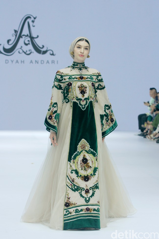 10 Koleksi Gaun Mewah Ayu Dyah Andari, Terinspirasi Gaya Hidup Prancis Abad 17