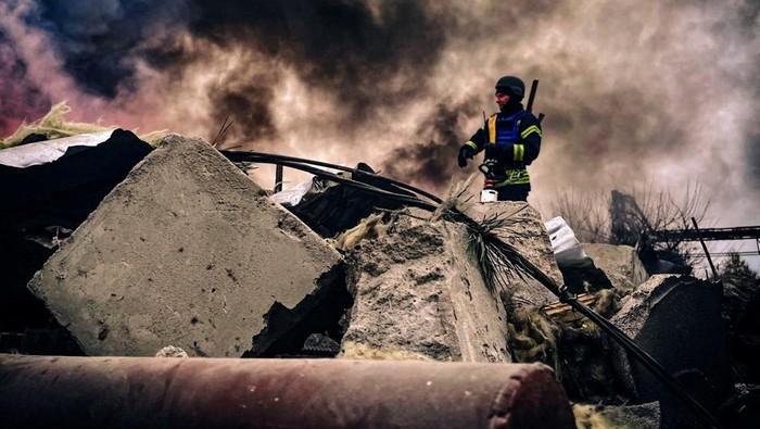 Tim Penyelamat Ukraina Berjibaku Padamkan Api Usai Serangan Rudal Rusia