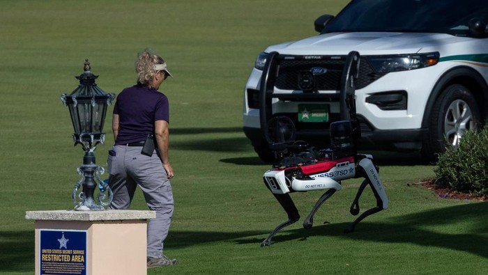 Wujud Robot Anjing yang Dikerahkan Jaga Keamanan Rumah Donald Trump