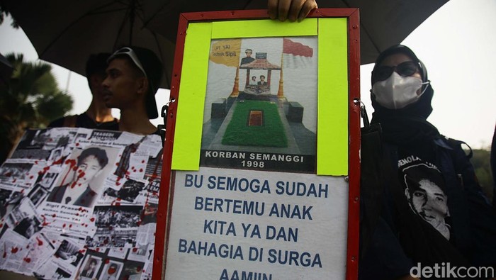 Mengingat 26 Tahun Tragedi Semanggi I di Depan Istana Negara Mengingat 26 Tahun Tragedi Semanggi I di Depan Istana Negara