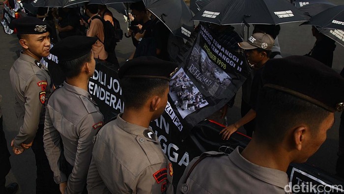 Mengingat 26 Tahun Tragedi Semanggi I di Depan Istana Negara Mengingat 26 Tahun Tragedi Semanggi I di Depan Istana Negara