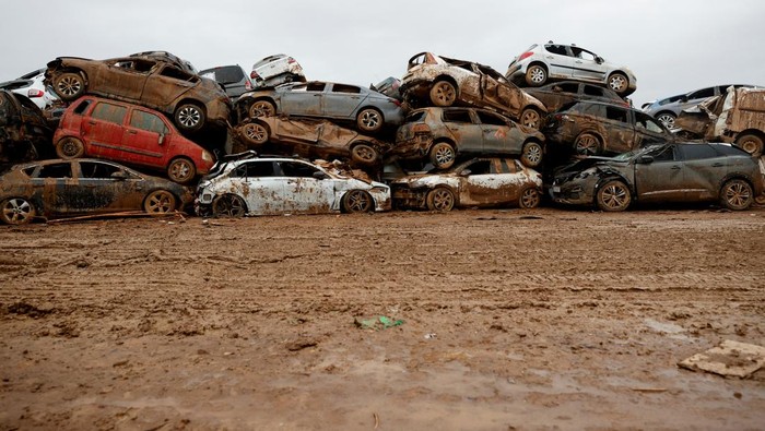 Mobil-mobil Terseret Banjir Spanyol Kini Bertumpuk Bak Rongsokan