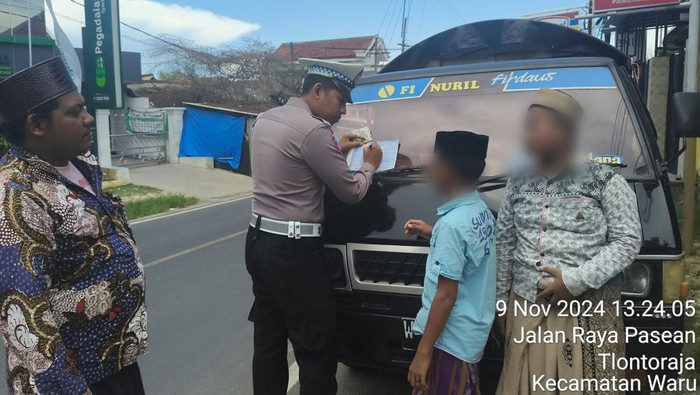 Bocah SD yang Viral Sopiri Pikap Muat Belasan Temannya Ditilang Polisi Bocah SD yang Viral Sopiri Pikap Muat Belasan Temannya Ditilang Polisi