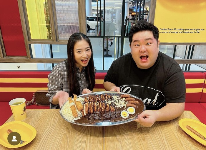 Pose Haruka Nakagawa Eks JKT48 Saat Makan Popcorn dan Jualan Sate