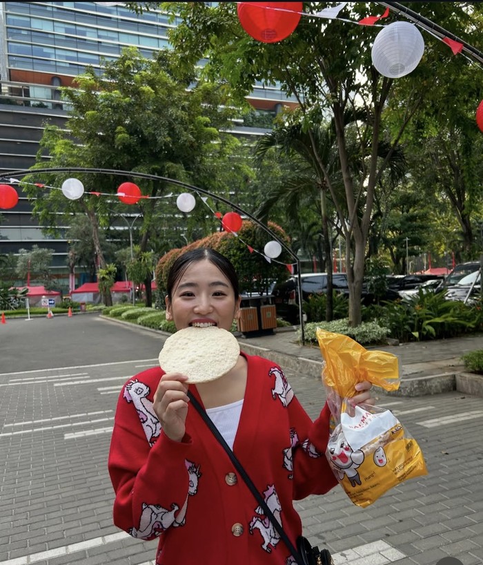 Pose Haruka Nakagawa Eks JKT48 Saat Makan Popcorn dan Jualan Sate