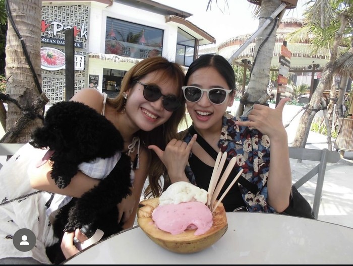 Pose Haruka Nakagawa Eks JKT48 Saat Makan Popcorn dan Jualan Sate