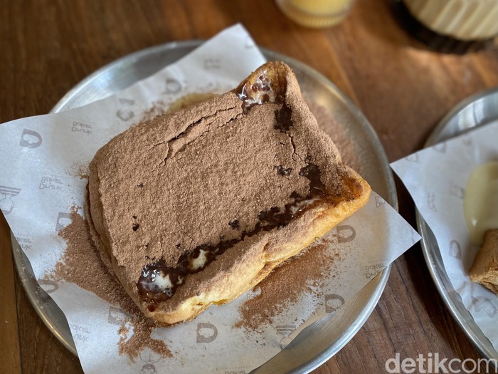 Lembut Harum Roti Susu Hokkaido topping Milo dan Es Krim di Bandung