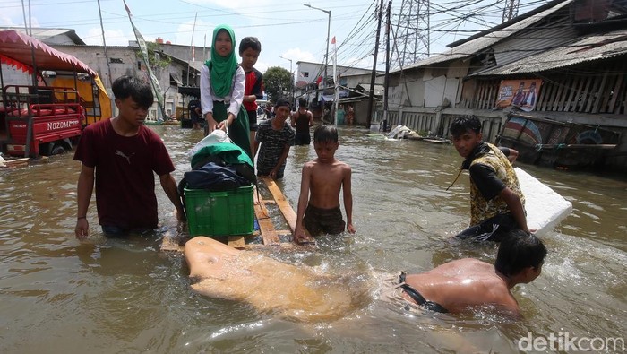 Potret Banjir Rob yang Merendam Muara Angke Jakarta Utara