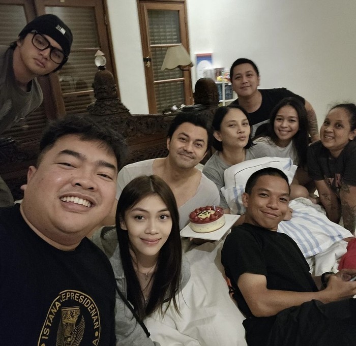 Potret Hangat Anjasmara Saat Makan Bareng Keluarga dan Teman
